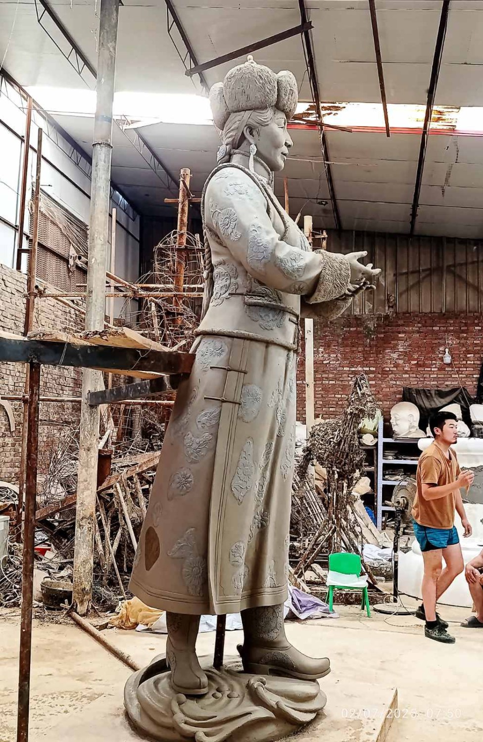 Ардын жүжигчин Г Түмэндэмбэрэлийн гэрэлт хөшөөг Ойрад театрын гадаа сүндэрлүүллээ