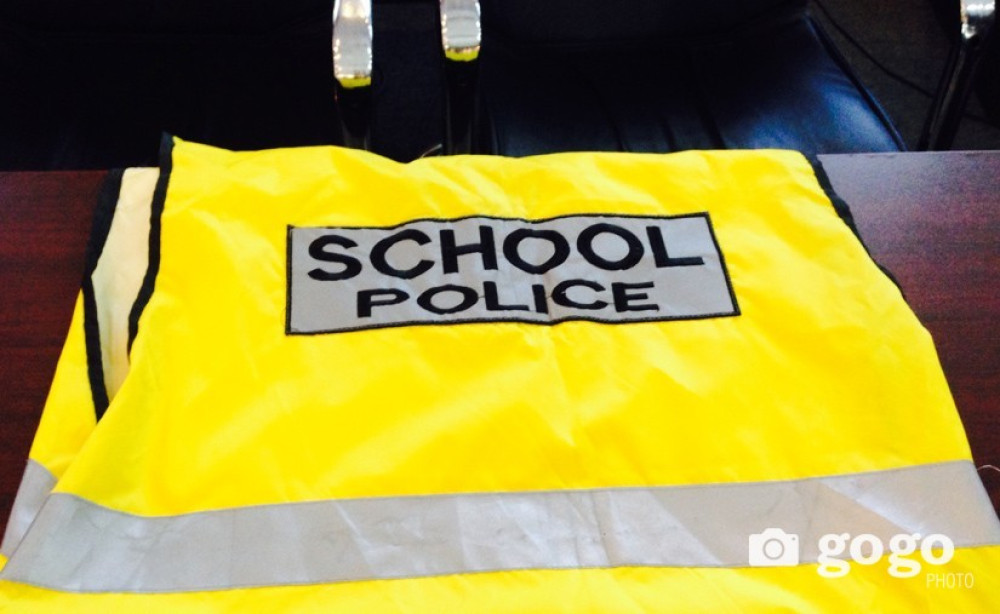 "School police" нарыг скүүтер, сурронтой хүмүүст шаардлага тавихыг зөвлөв