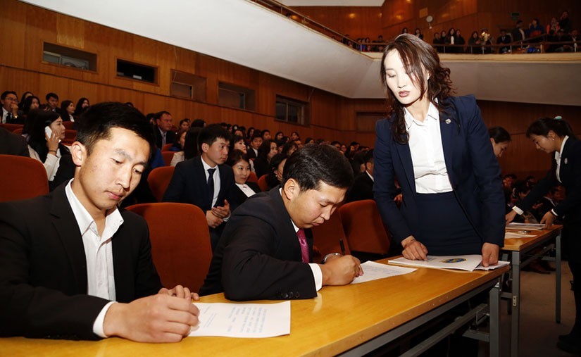 “Төрийн албан хаагчдын дээр нэг л дарга бий нь ХУУЛЬ”