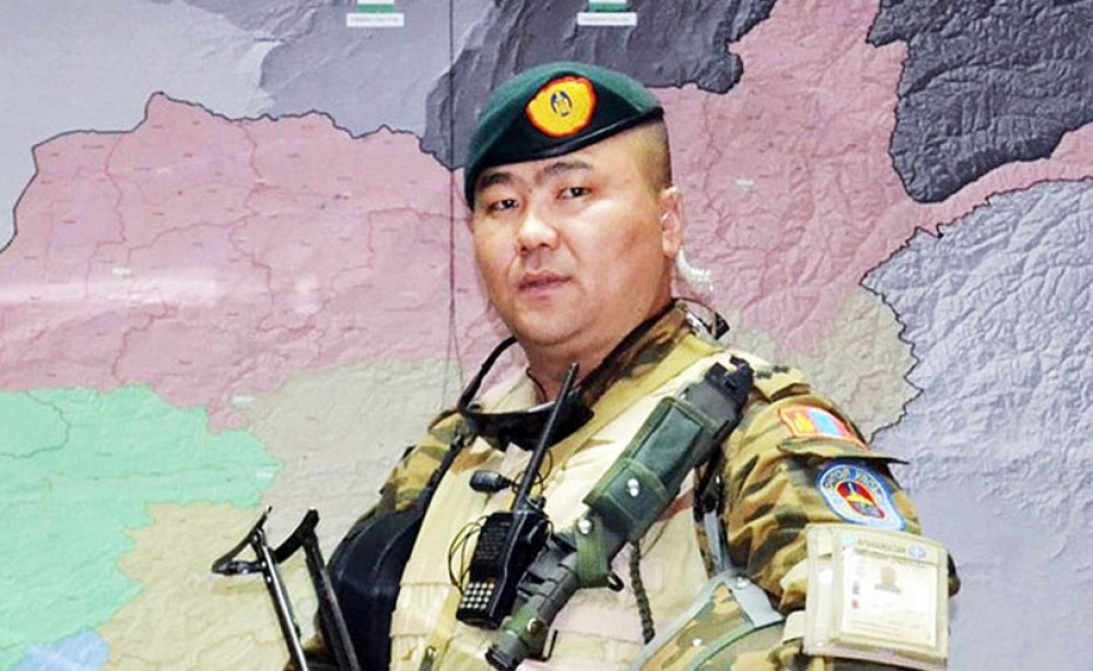 Төрийнхөө далбааг улаан талбайд мандуулсан эрхэм