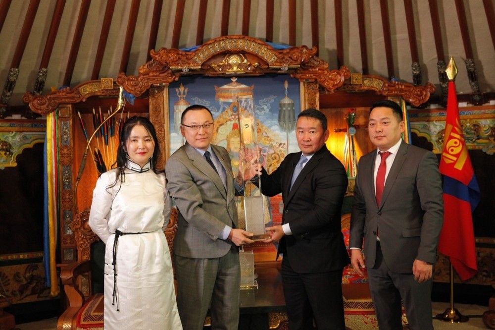 President presents State Gerege awards to the three best development ...