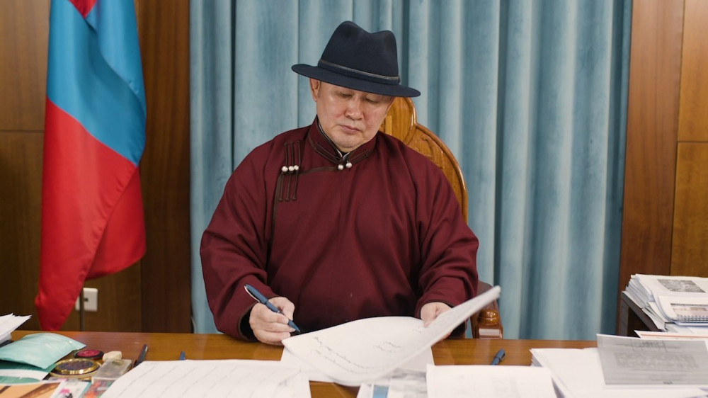 Mongolian script lesson on TV