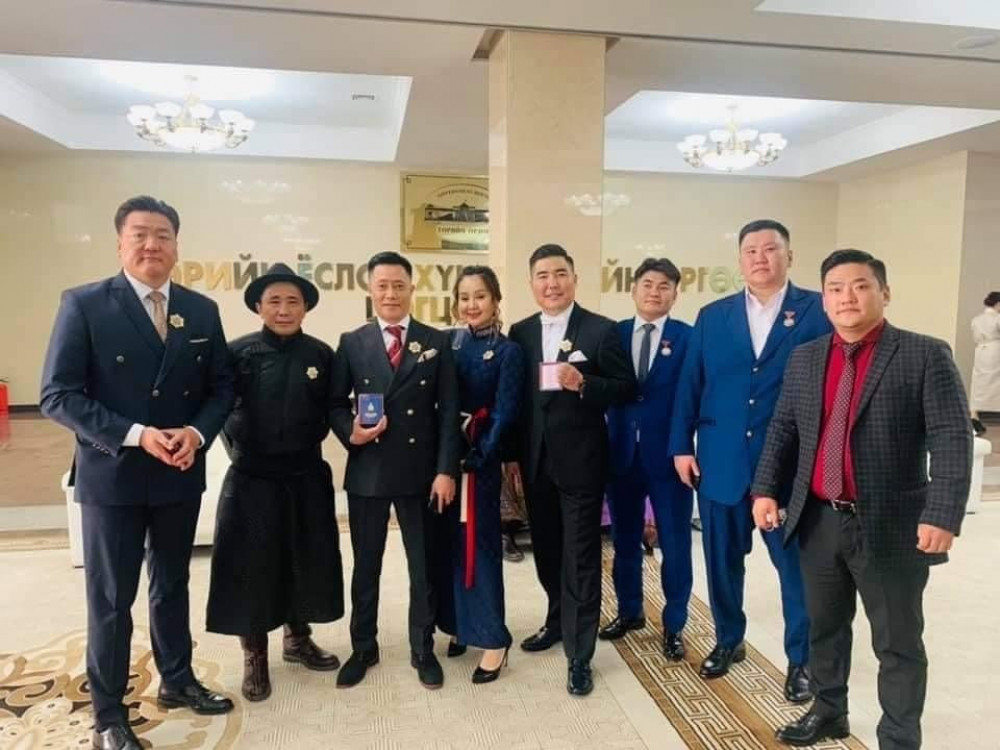 Хошин урлагийн жүжигчид Алтан гадас одонгоор шагнууллаа