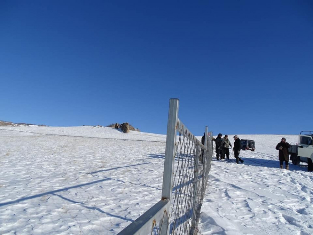 Горхи Тэрэлжийн байгалийн цогцолборт газар зөвшөөрөлгүй барьсан хашааг