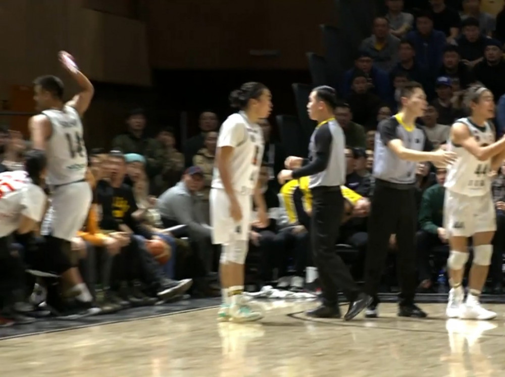 Тоглолтын үеэр талбай руу сав шидсэн үзэгч лигийн тоглолт үзэх эрхгүй ...