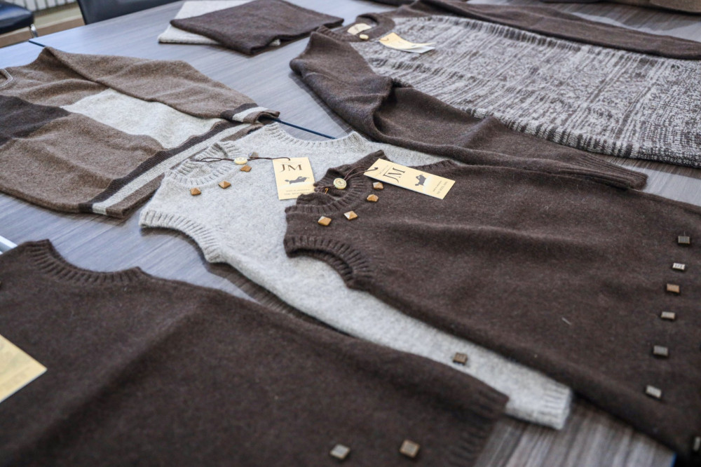 Хаягдал түүхий эд сарлагийн хөөврөөр цамц үйлдвэрлэж Европ руу экспортолж байна