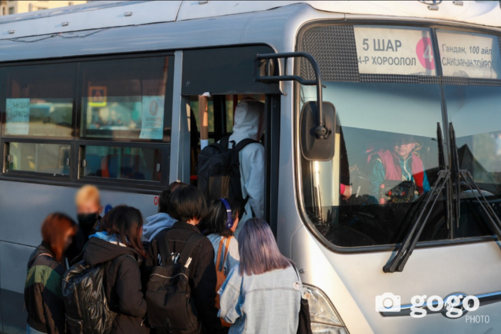 Автобусанд унтаж яваад төөрсөн хүүхдийг ар гэрт нь эсэн мэнд хүлээлгэн өгөв