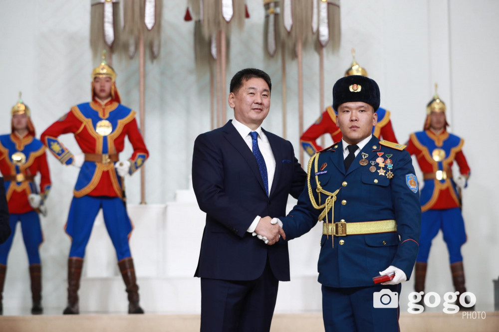 ФОТО Ерөнхийлөгч БНТУ д үүрэг гүйцэтгэсэн алба хаагчдад төрийн цол одон медаль гардууллаа