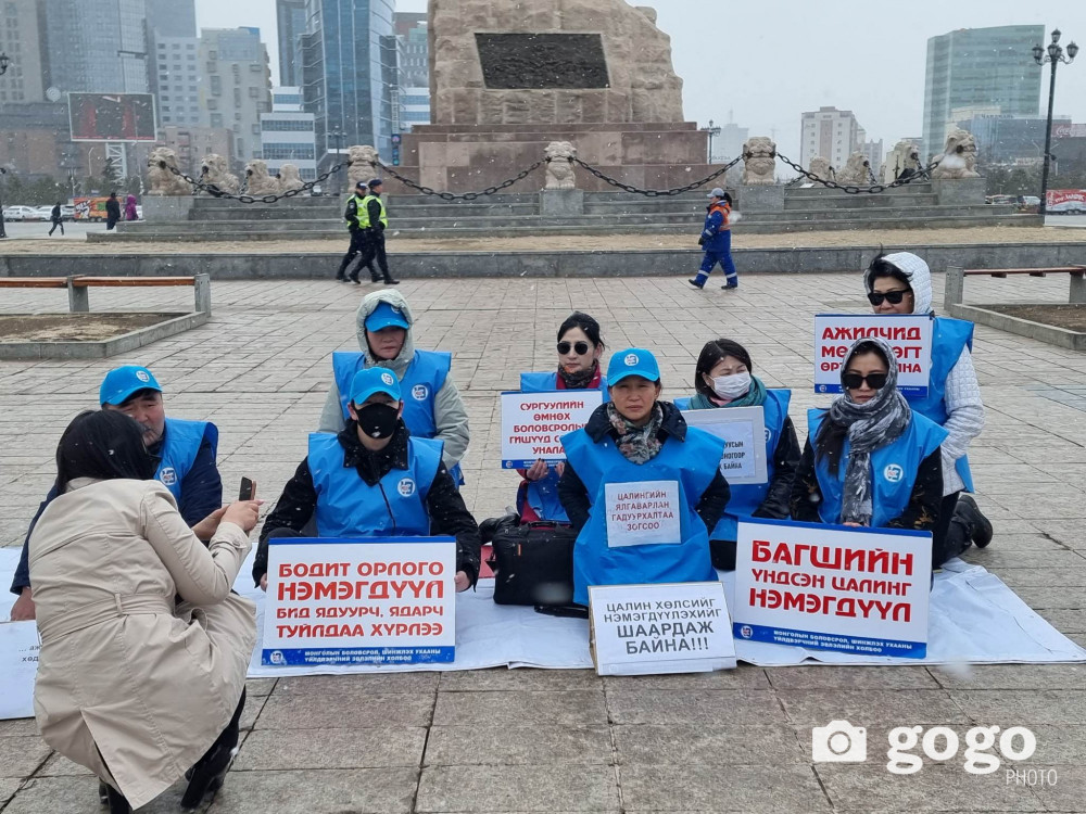 Багш нарын төлөөлөл Төв талбайд жагссаар байна