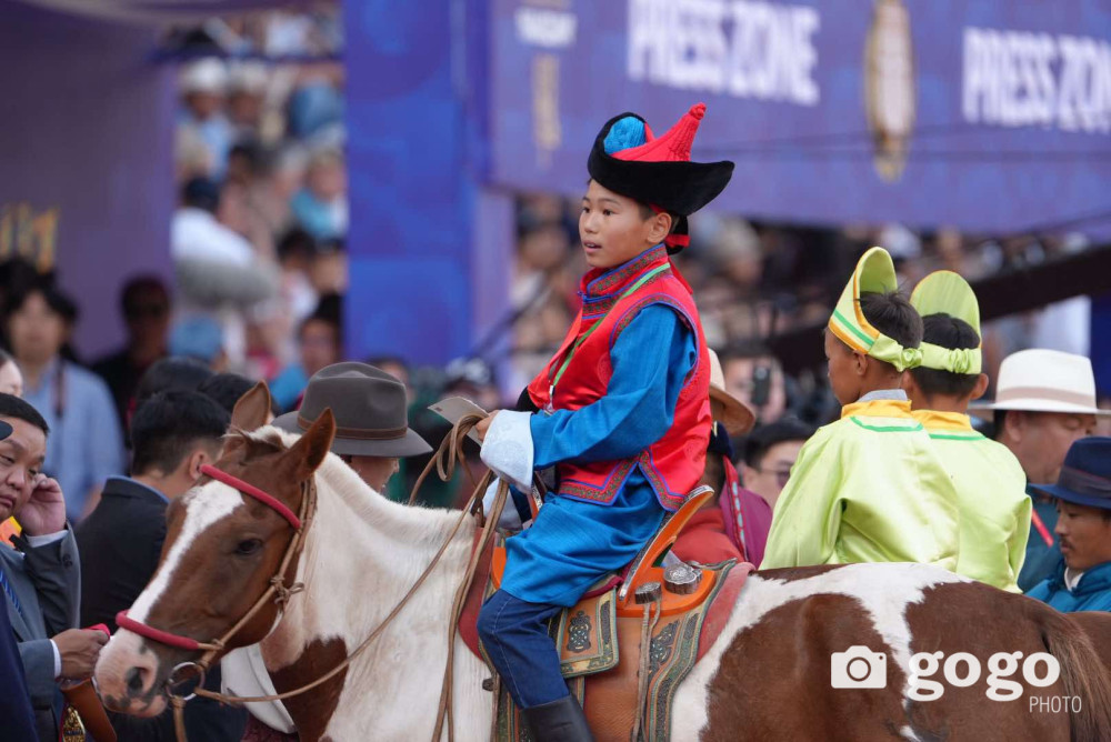 ФОТО Түрүүлж айрагдсан морьдын цолыг дуудаж шагнал гардууллаа