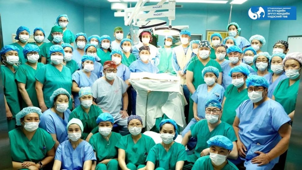 ЭХЭМҮТ д хүүхдэд амьд донороос бөөр шилжүүлэн суулгах мэс заслыг анх удаа хийлээ