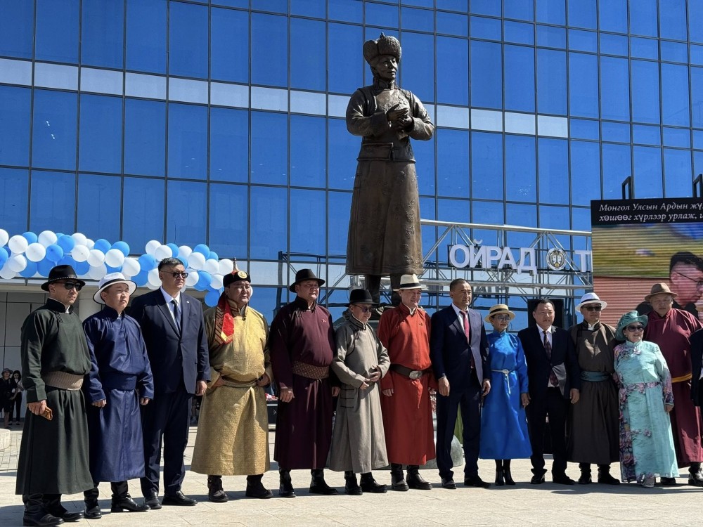 Ардын жүжигчин Г Түмэндэмбэрэлийн гэрэлт хөшөөг Ойрад театрын гадаа сүндэрлүүллээ