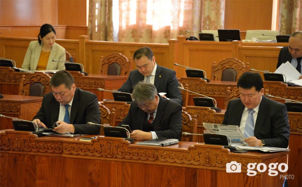 МАН ын бүлгийн гишүүд танхимд орж ирээгүй байна