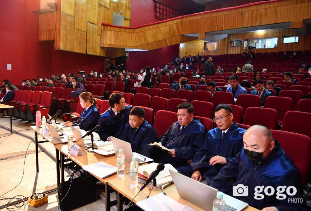 Бэрэн группийн зээлийг дэмжмээргүй байвч Н Мөнхбат захирал намайг шахаад байна яах вэ